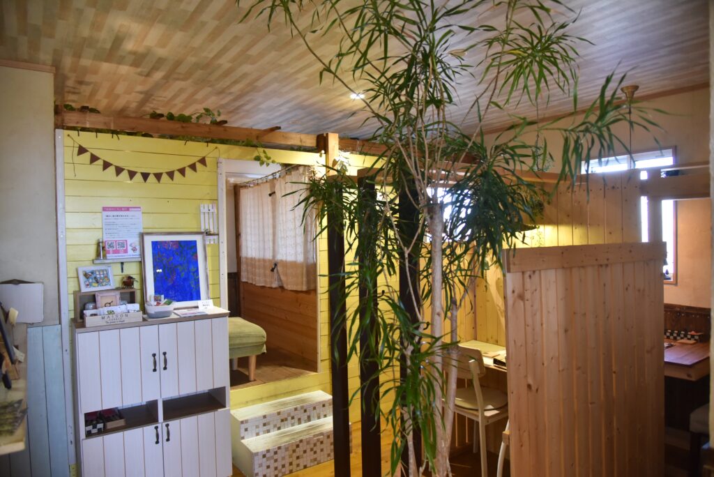 429. ハンバーグ屋さんで展示 始まりました・「Delica Cafe Kibaco」(福島県いわき市) | 障がい者の夢を咲かせる。「はなのころ」